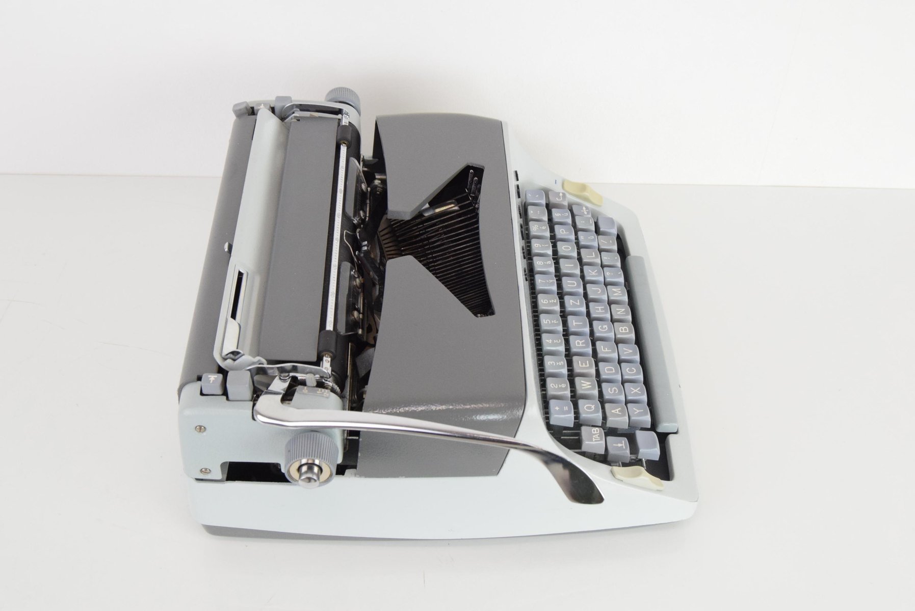 Mid-Century Typewriter from Consul, 1960s for sale at Pamono