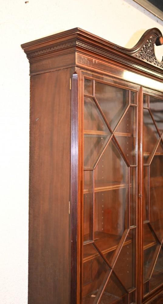 Sheraton Breakfront Bücherregal mit Intarsien aus Mahagoni-Intarsien ...