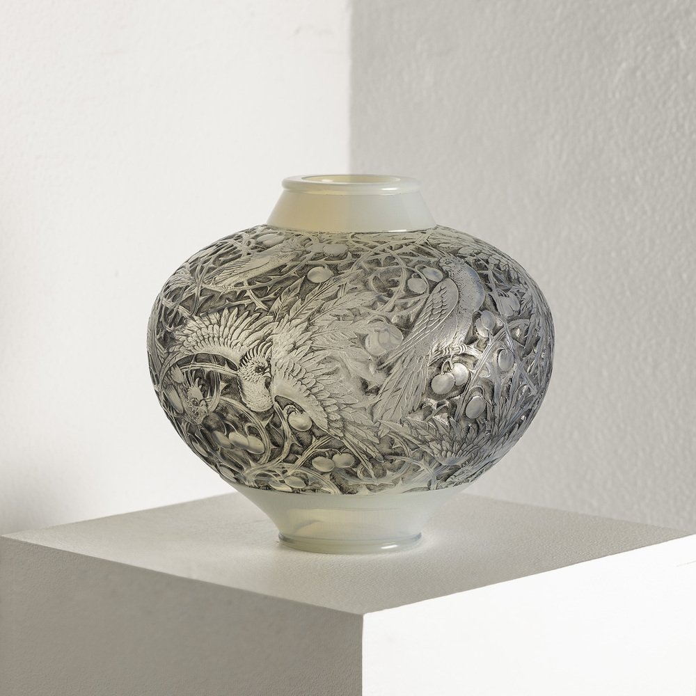 Opalescent Aras No. 919 Vase by René Lalique, 1920s for sale at Pamono