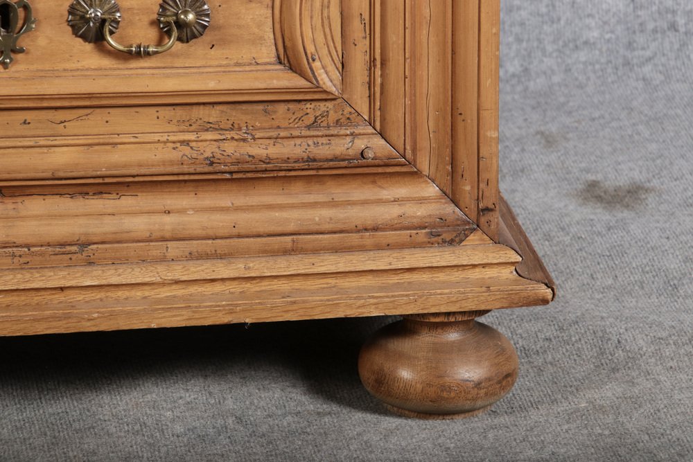 Antique Lotringer Cabinet, 1730 for sale at Pamono