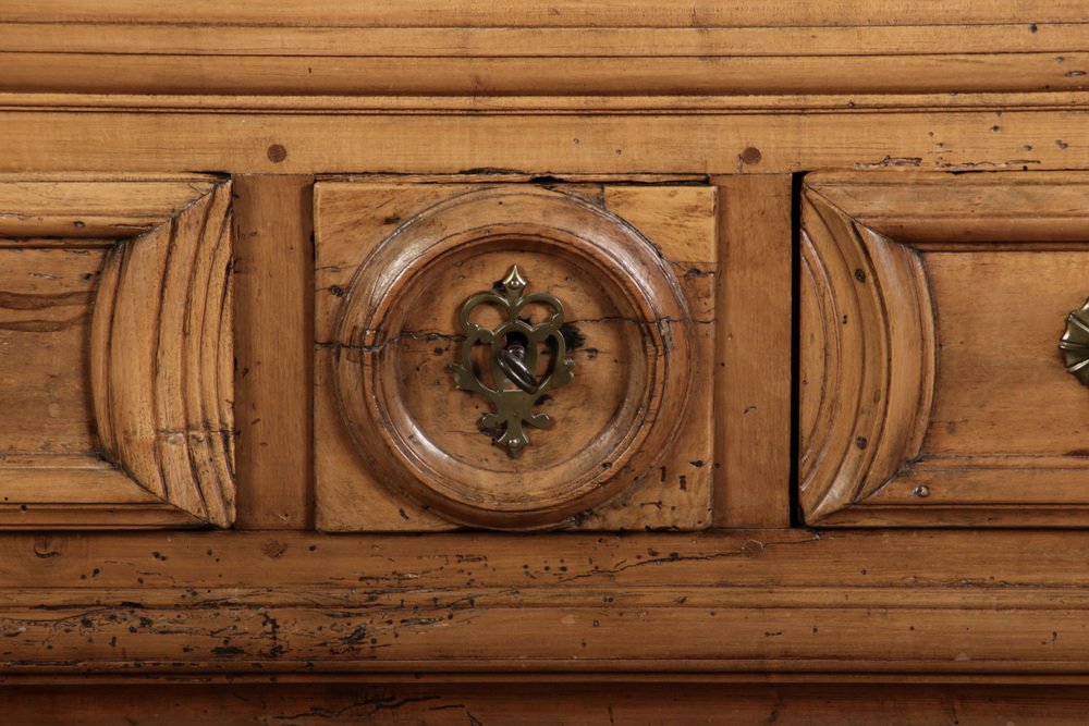 Antique Lotringer Cabinet, 1730 for sale at Pamono