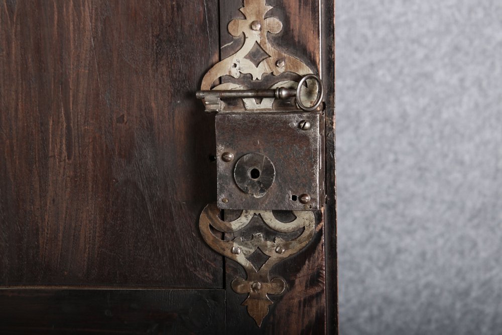 Antique Lotringer Cabinet, 1730 for sale at Pamono