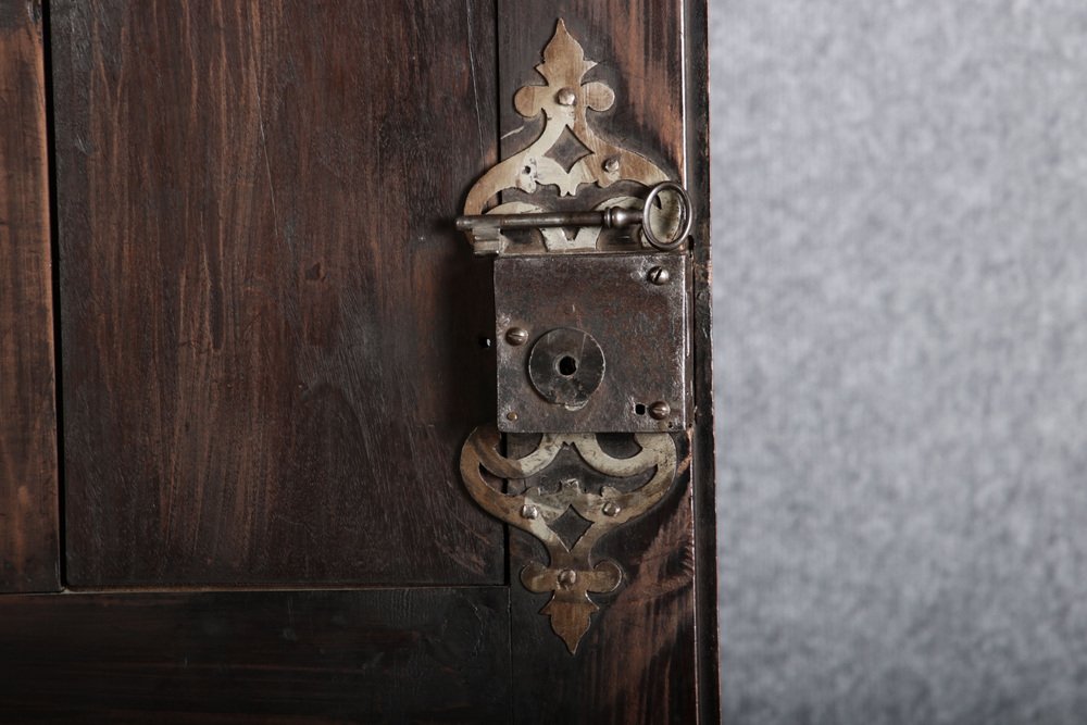 Antique Lotringer Cabinet, 1730 for sale at Pamono