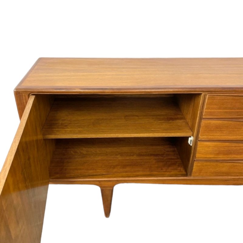 Dänisches Mid-Century Sideboard aus Teak mit Ecken und runden Kanten ...