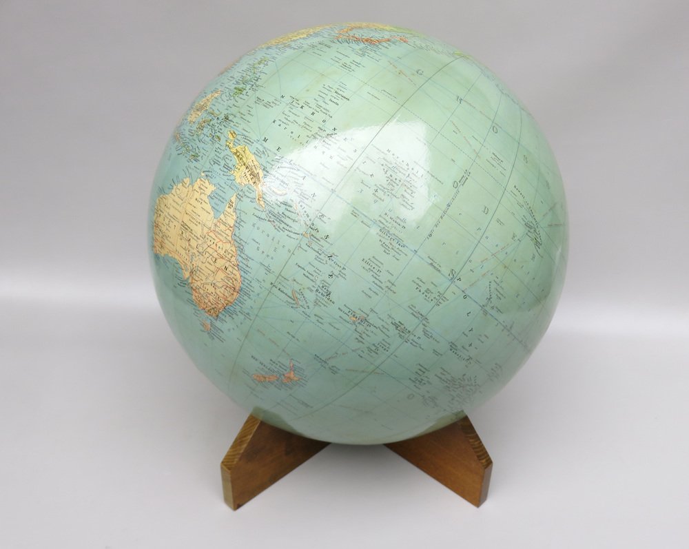 Rolling Globe aus Karton auf Holzsockel, 1950er bei Pamono kaufen