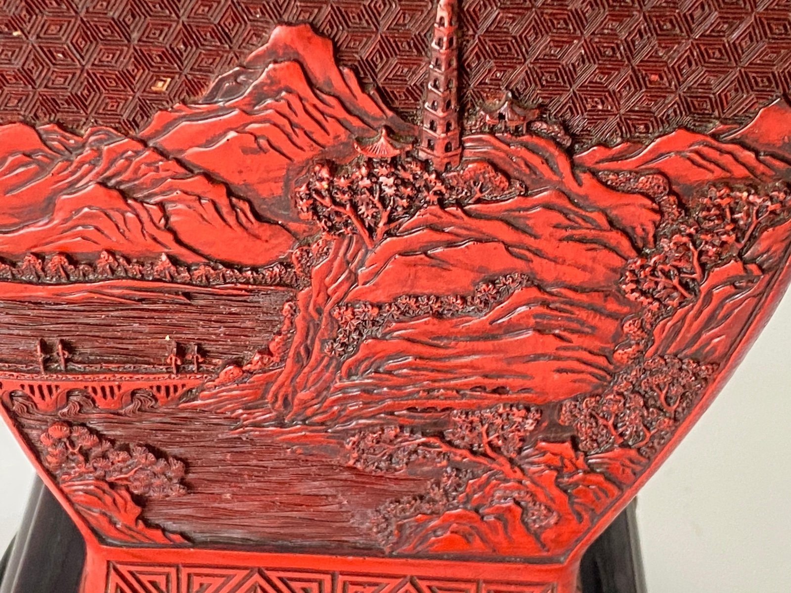 19th Century Chinese Cinnabar Vase Table Lamp for sale at Pamono