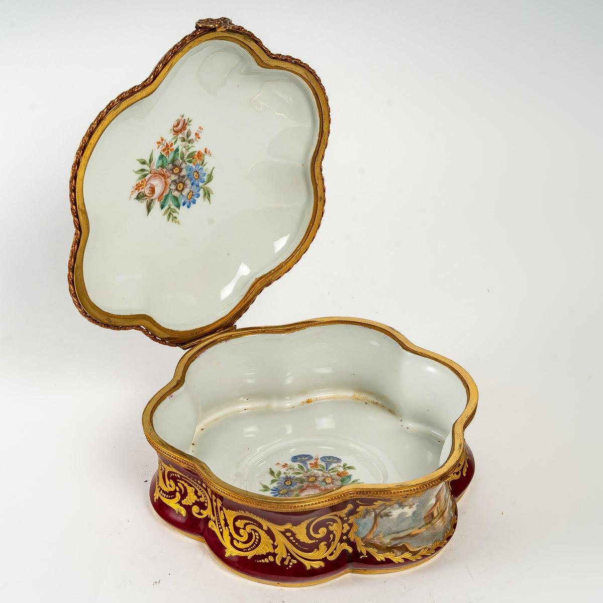 Napoleon III Sèvres Porcelain Box for sale at Pamono