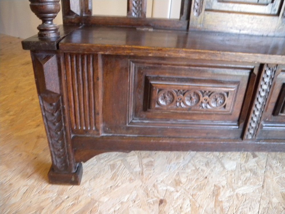 Antike Renaissance Bank mit geschnitzter Figur, 1880 bei Pamono kaufen