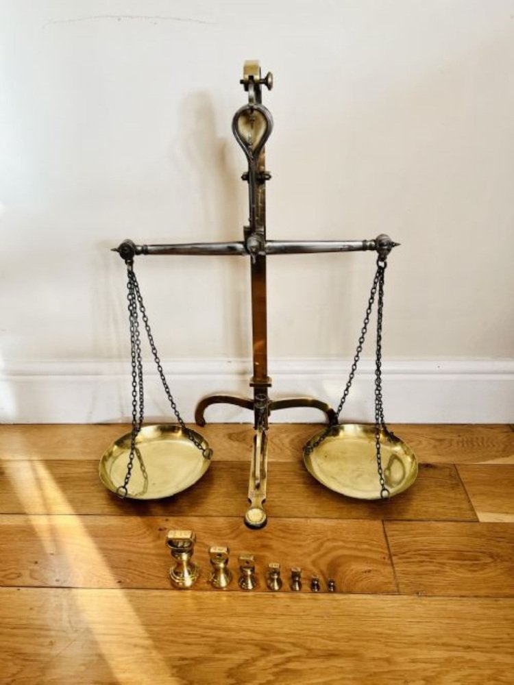 Große viktorianische Balkenwaagen und Glockengewichte aus Messing ...
