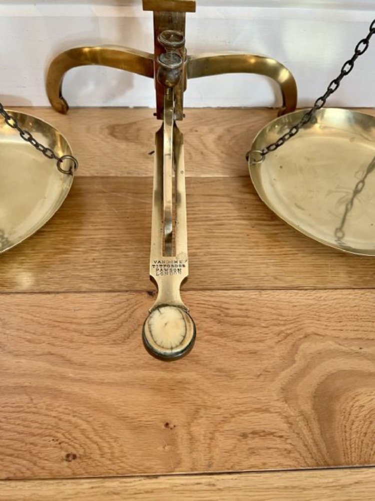 Große viktorianische Balkenwaagen und Glockengewichte aus Messing ...
