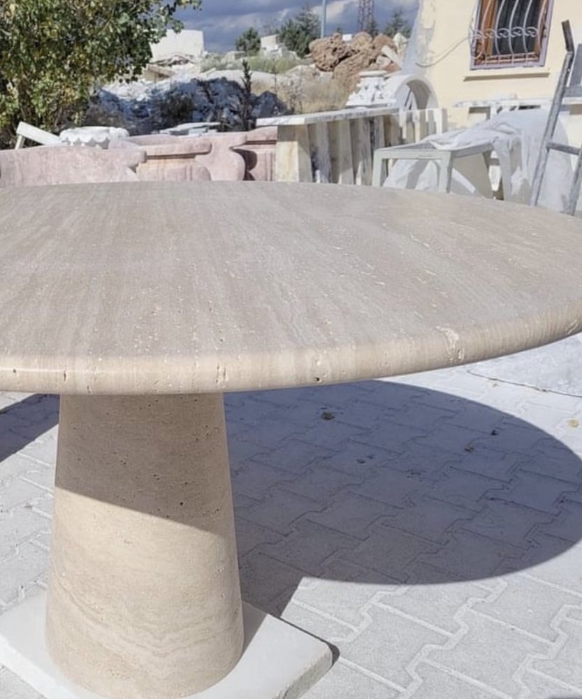 Runder Esstisch aus cremefarbenem Travertin von My Habitat Design bei ...