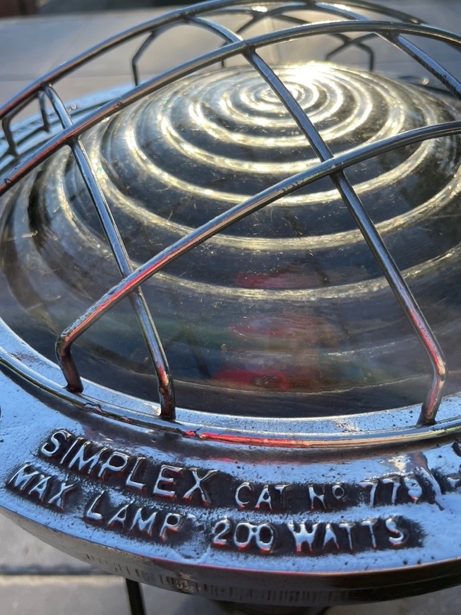 Lampada dell'esercito in alluminio pressofuso e ghisa di Simplex Electric Company, anni '40 in ...