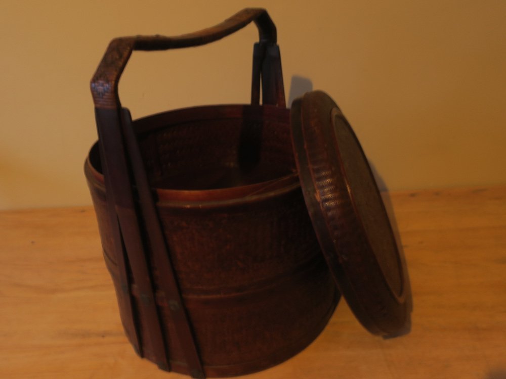 Chinesischer Korb aus Holz und Rattan mit 3 Fächern bei Pamono kaufen