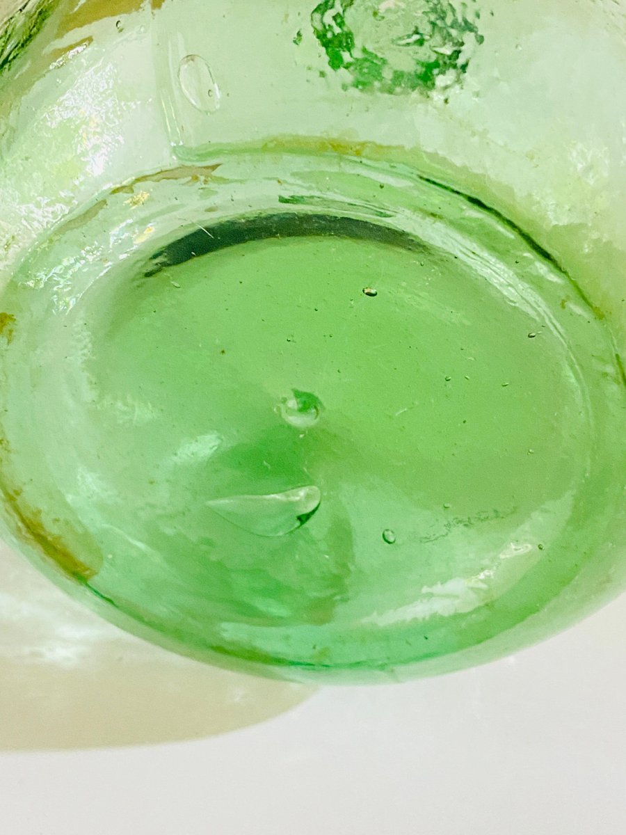 Antikes französisches Set aus zwei Glasflaschen in Grüner Farbe von ...
