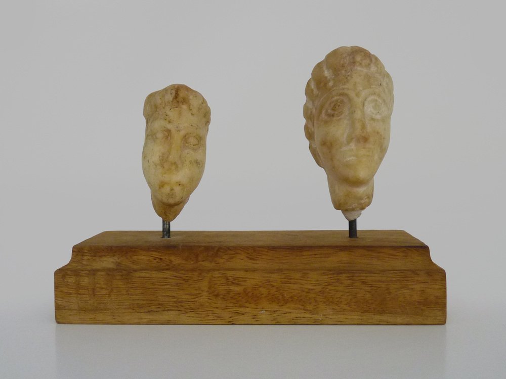 Kopf eines Sarkophags aus Alabaster auf Holzsockel, Pamukale ...