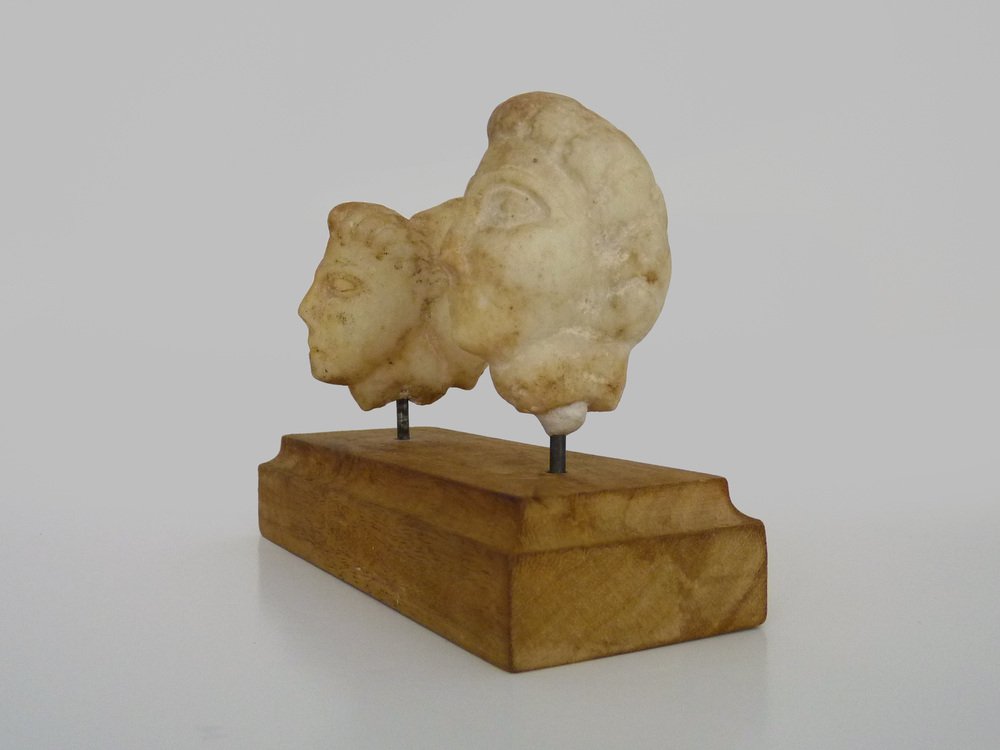 Kopf eines Sarkophags aus Alabaster auf Holzsockel, Pamukale ...