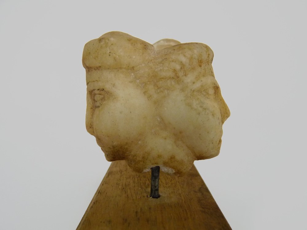 Kopf eines Sarkophags aus Alabaster auf Holzsockel, Pamukale ...