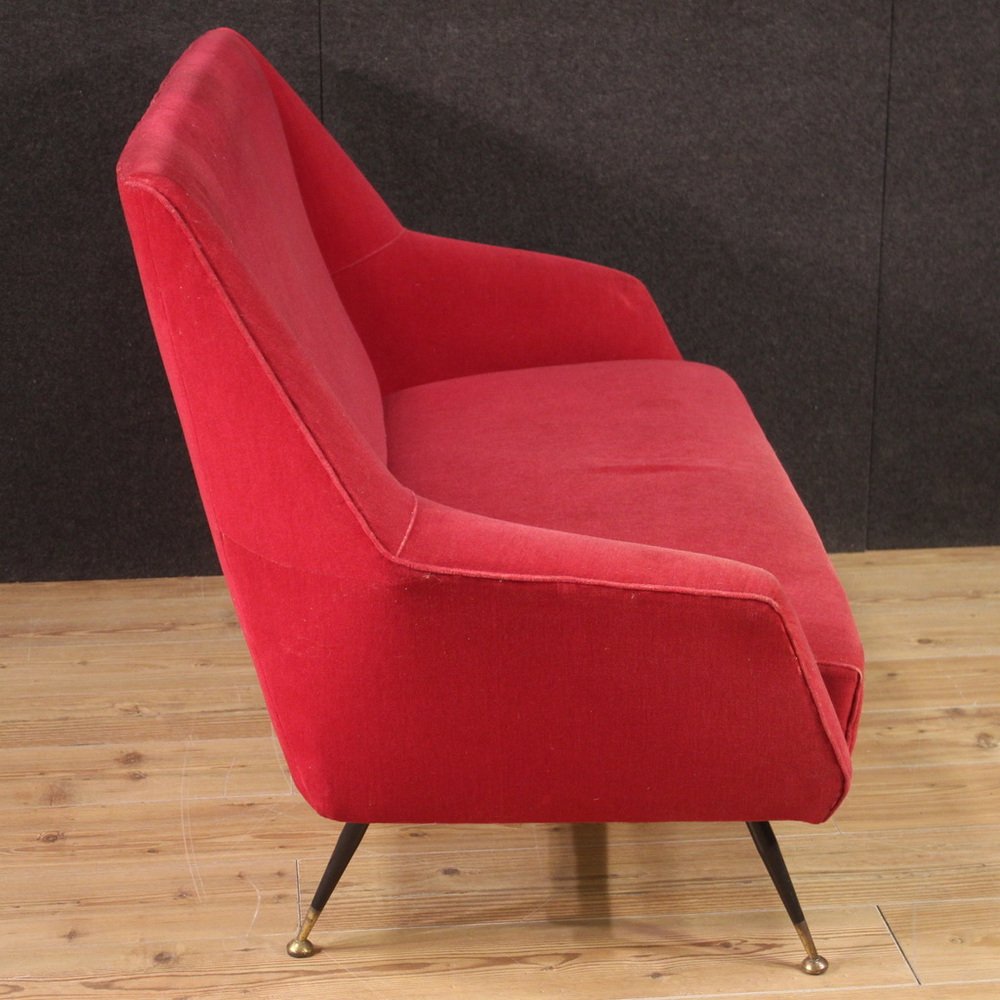 Italienisches Sofa aus Rotem Samt, 1960er bei Pamono kaufen