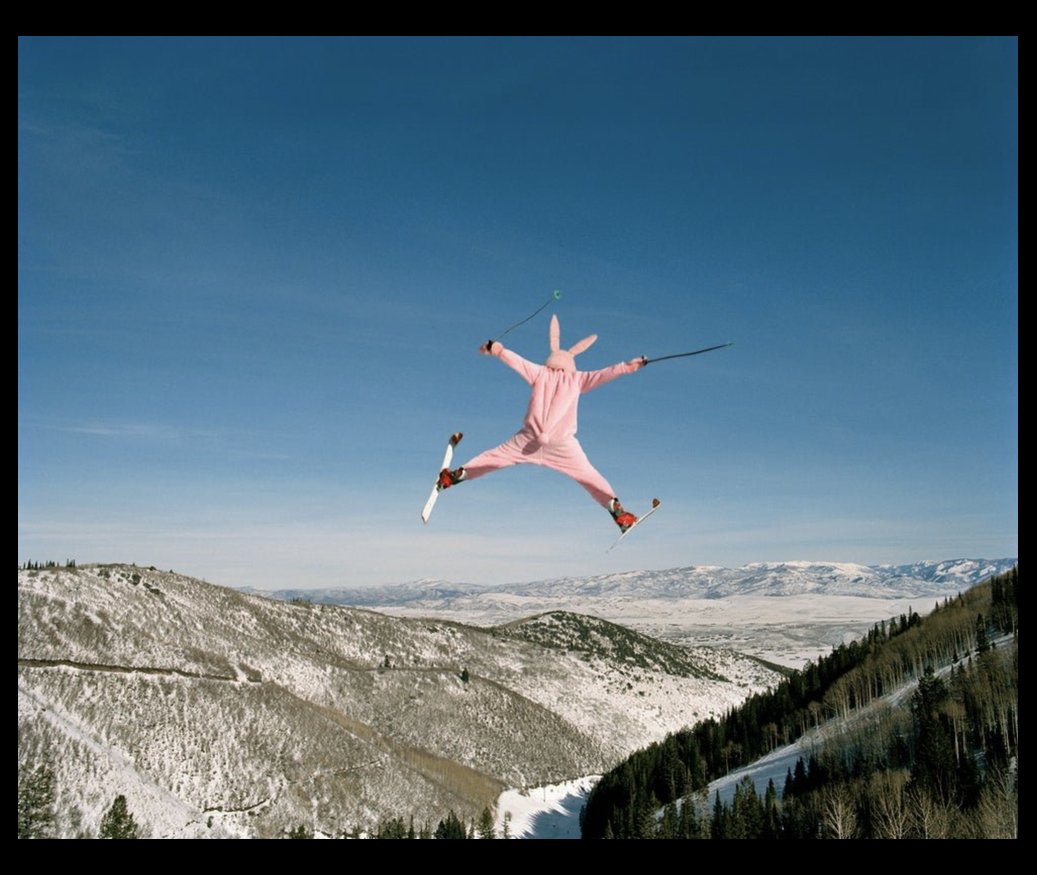 Matthias Clamer, Person mit Pink Bunny Suit Skispringen, Rückansicht ...