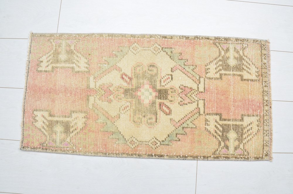 Verblasster Oushak Mini-Teppich mit authentischem Dekor bei Pamono kaufen