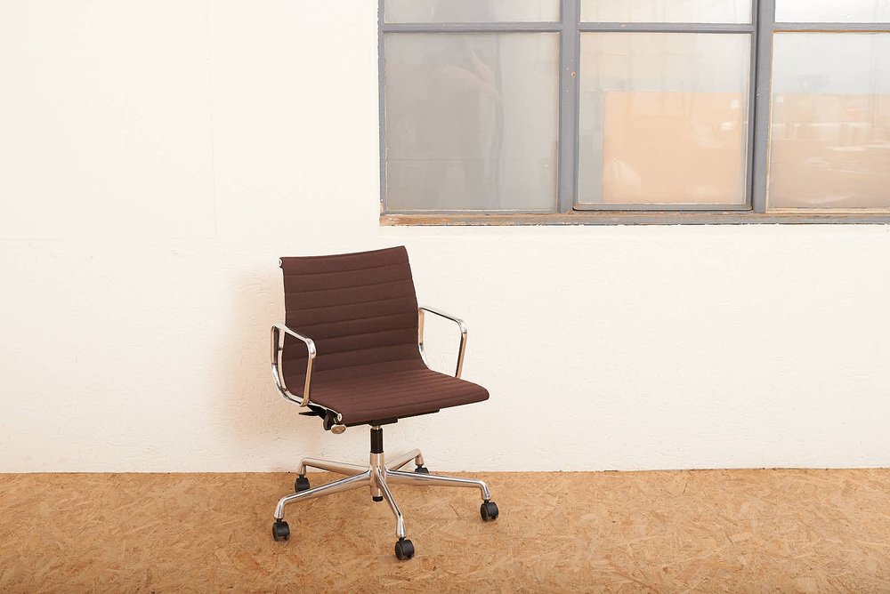 Alu Chair Ea-118 Gestell Aluminium Verchromt mit Rollen von Ray and ...