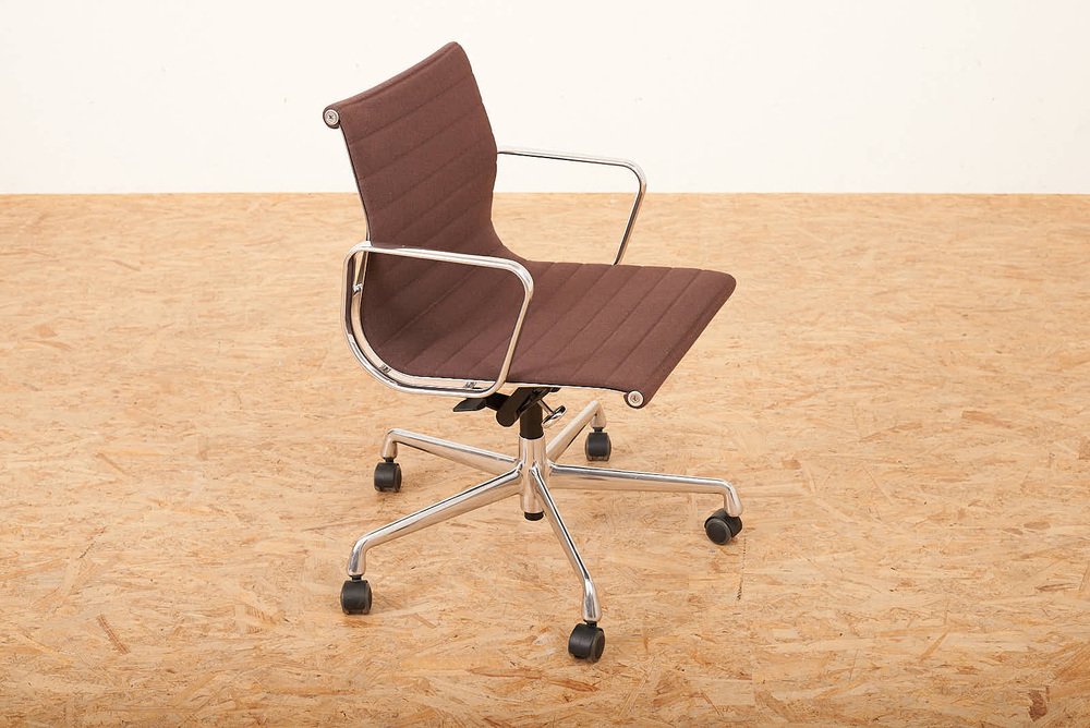Alu Chair Ea-118 Gestell Aluminium Verchromt mit Rollen von Ray and Charles Eames für Vitra ...