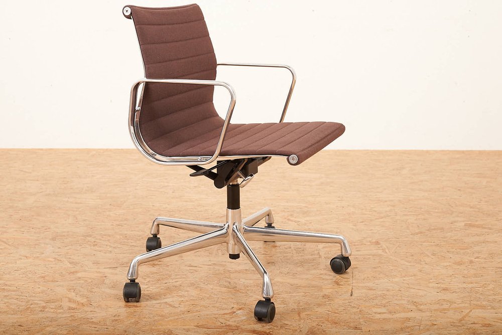 Alu Chair Ea-118 Gestell Aluminium Verchromt mit Rollen von Ray and ...