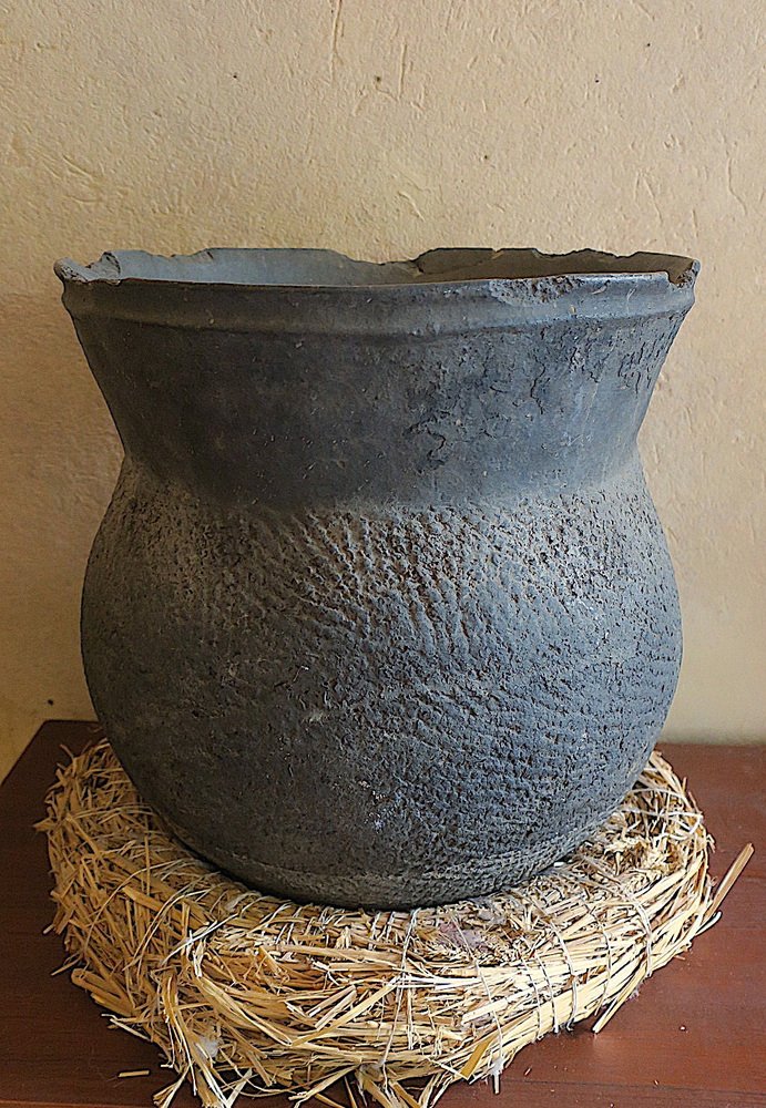 African Earthenware Storage Pot, 19th Century for sale at Pamono
