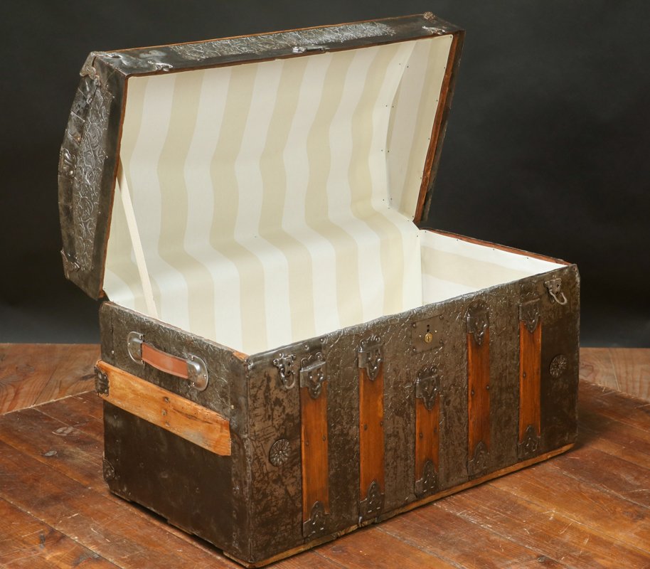 American Curved Trunk Metal, 1890s for sale at Pamono