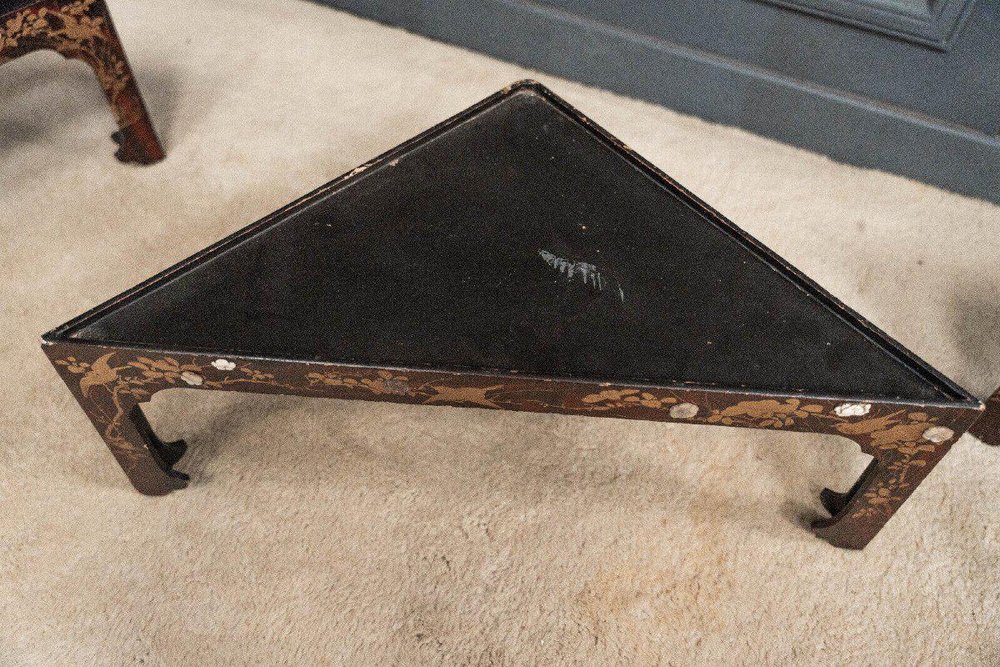 20th Century Chinese Corner Shelf in Lacquer with Red Background ...