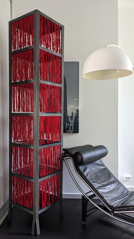 Kunstvolles Design Regal aus rohem Stahl mit roten Fäden, 1990er bei ...