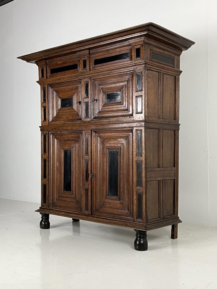 17th Century Dutch Cabinet in Oak for sale at Pamono