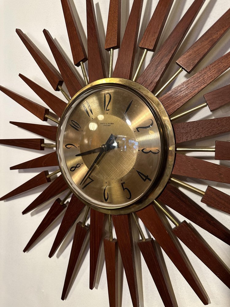 Mid-Century Teak Starburst Uhr von Anstey & Wilson, 1960 bei Pamono kaufen