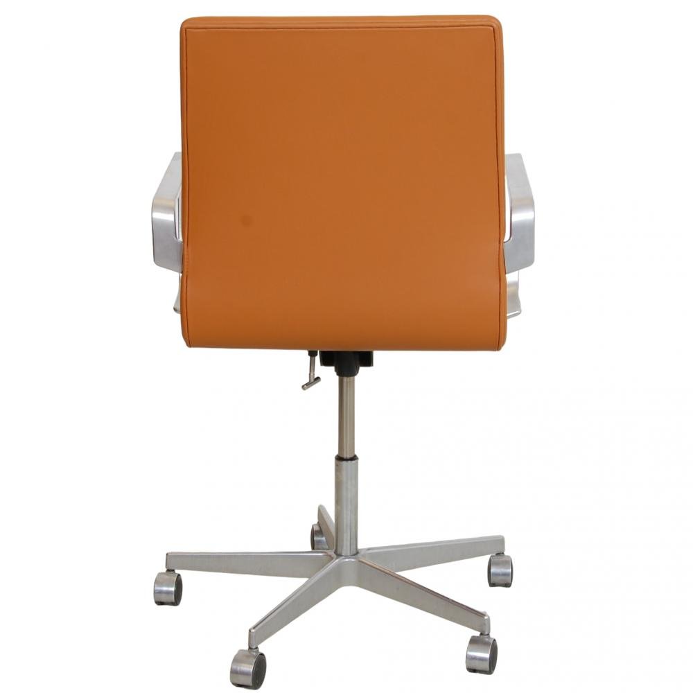 Oxford Desk Chair in Whisky Colored Nevada Leather by Arne Jacobsen ...