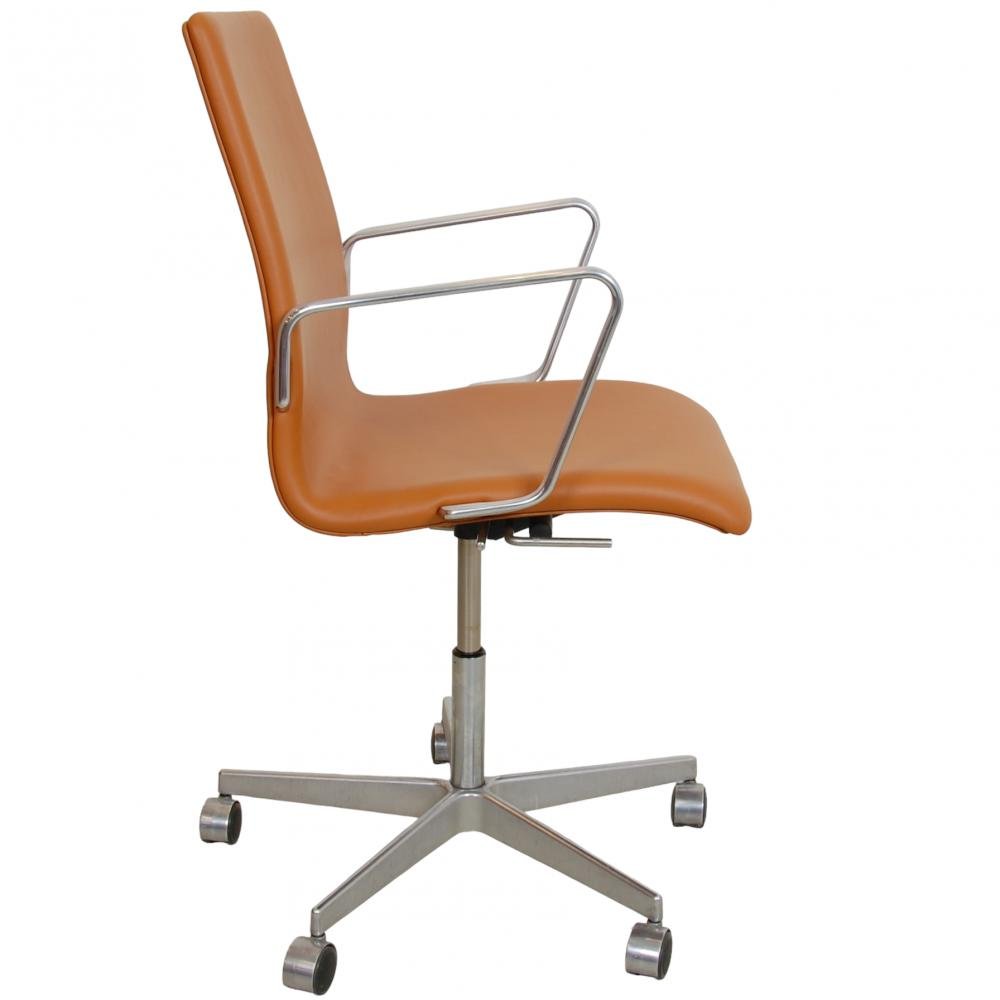 Oxford Desk Chair in Whisky Colored Nevada Leather by Arne Jacobsen ...