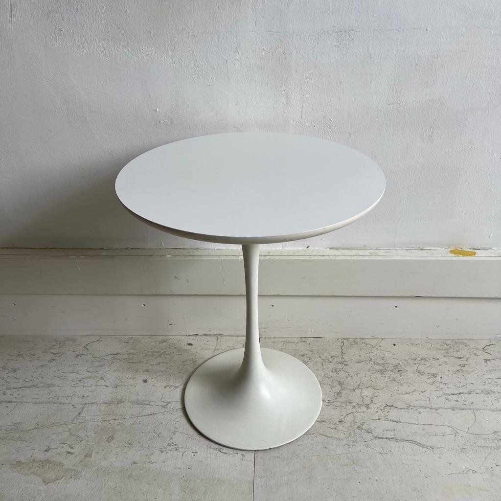 White Arkana Tulip Round Occasional Table for sale at Pamono