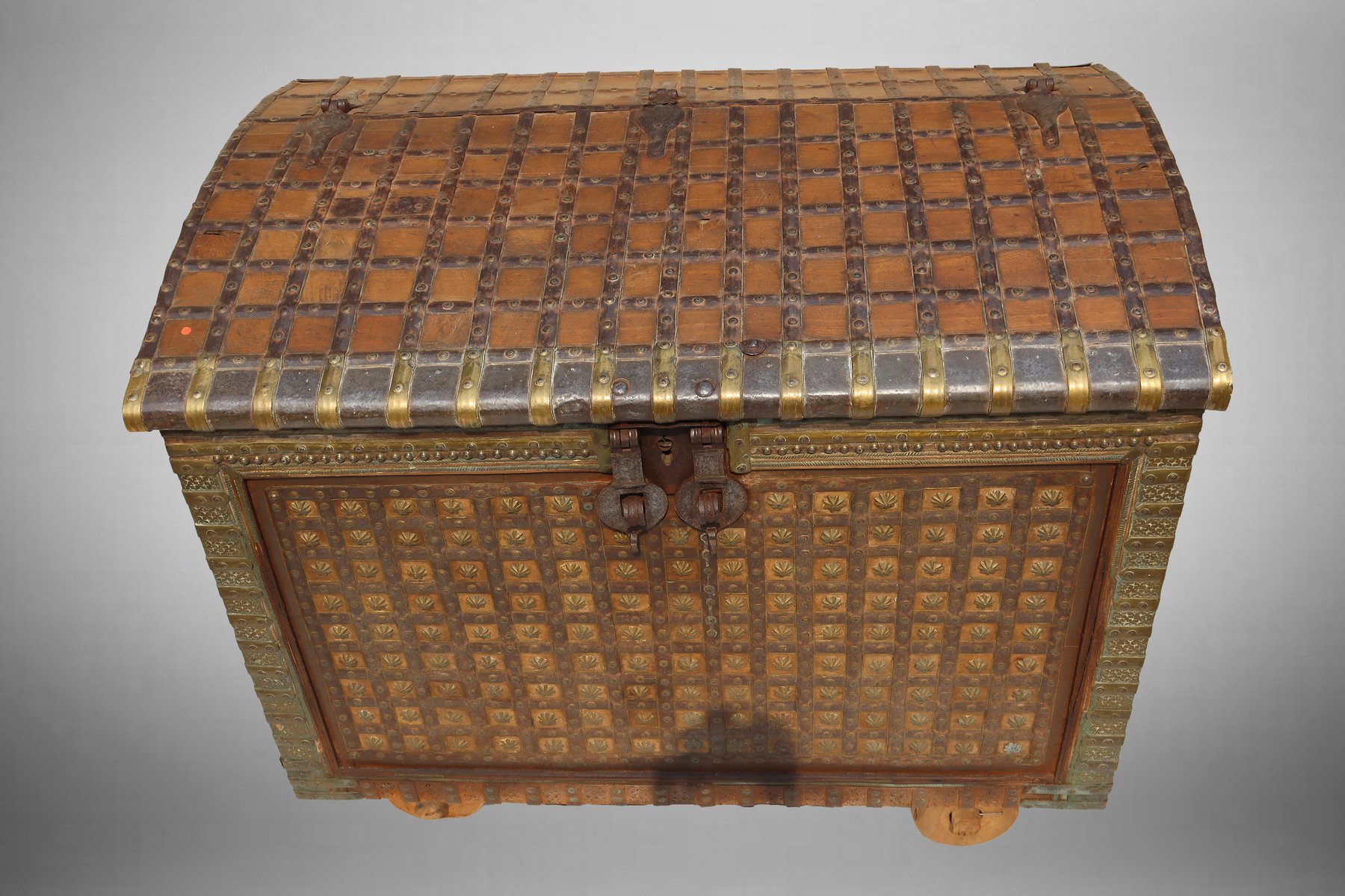 Vintage Indian Dowry Chest on Wheels, 1920s for sale at Pamono