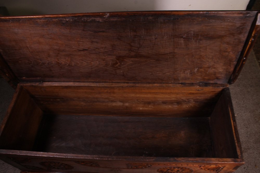 17th Century Spanish Chest for sale at Pamono