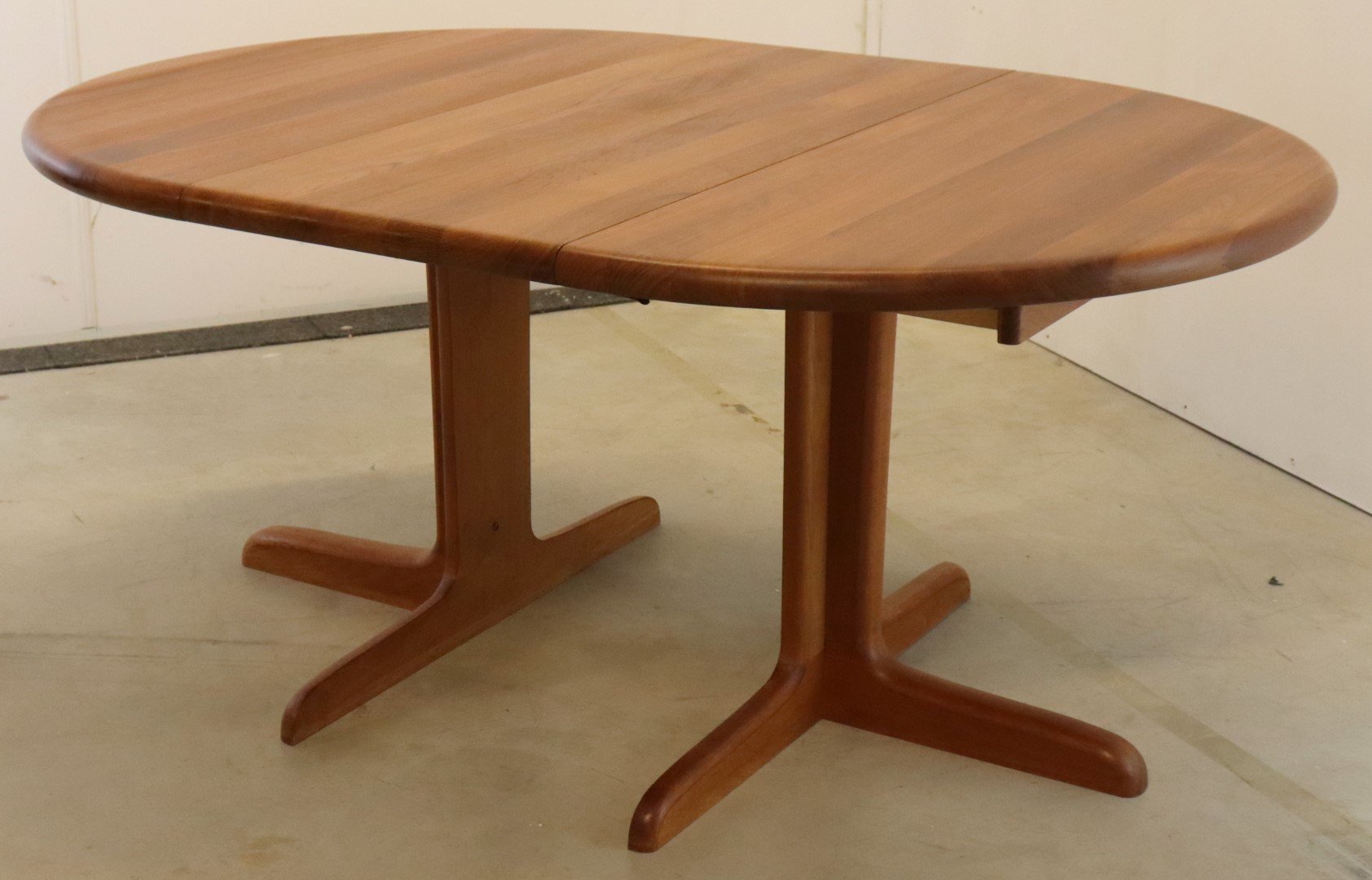 Danish Round Extendable Dining Table for sale at Pamono