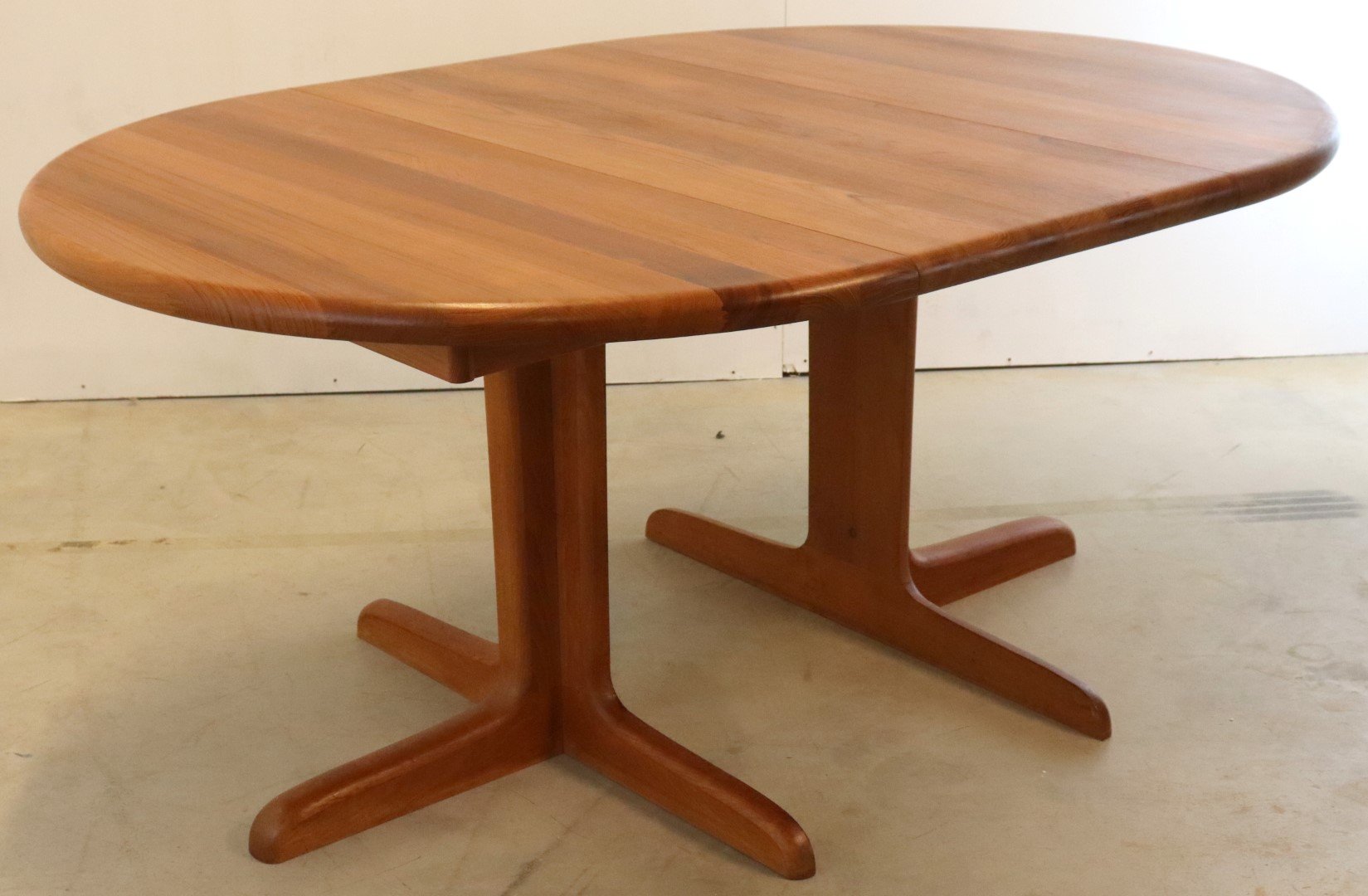 Danish Round Extendable Dining Table for sale at Pamono