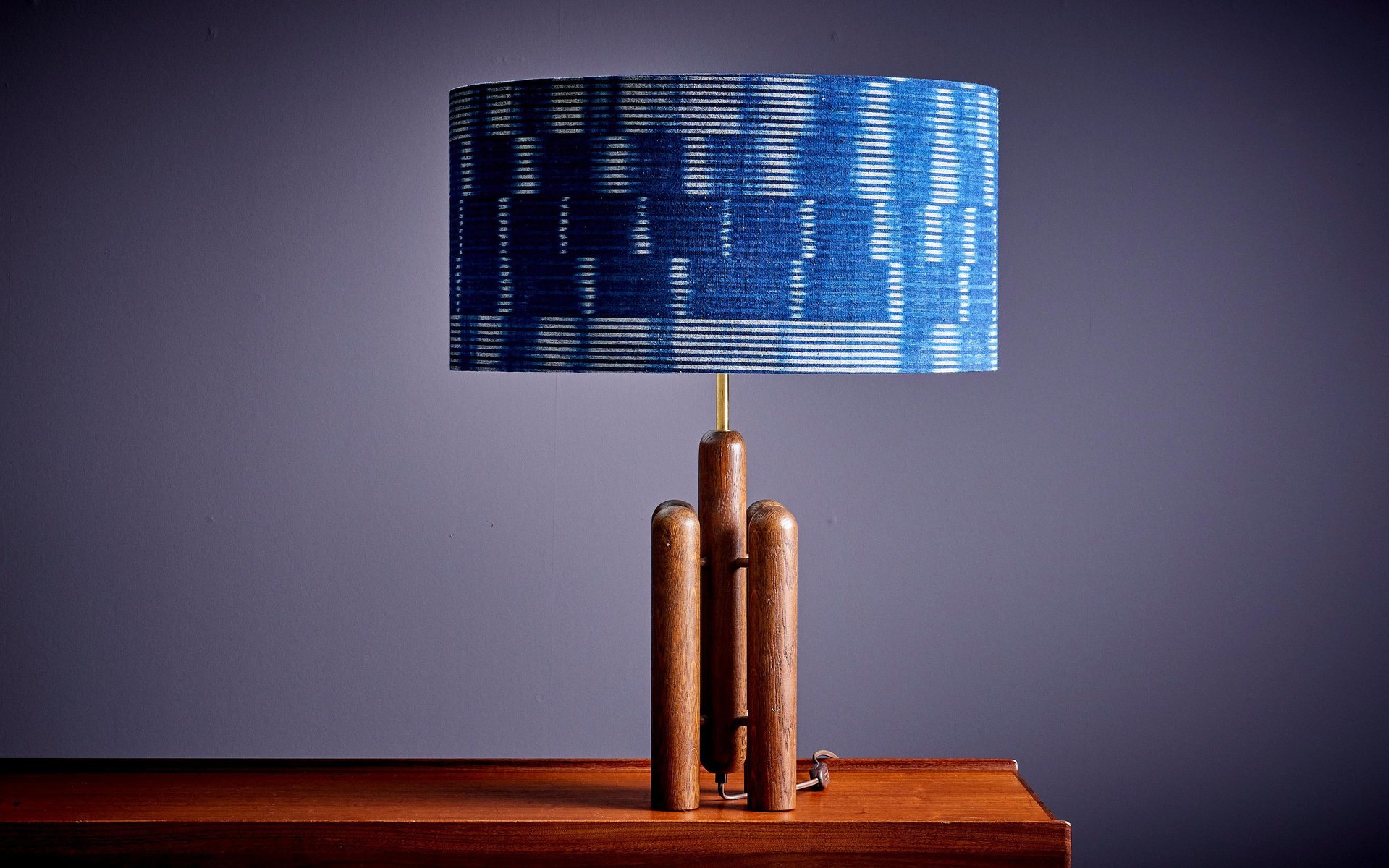 Schweizer Tischlampe aus Eiche von Temde, 1960er bei Pamono kaufen