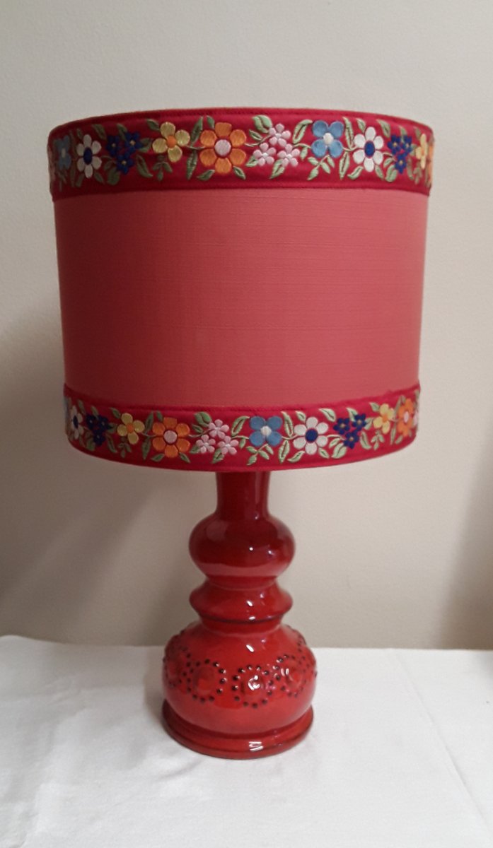 German Table Lamp with Red Patterned Ceramic Foot and Red Fabric Shade ...