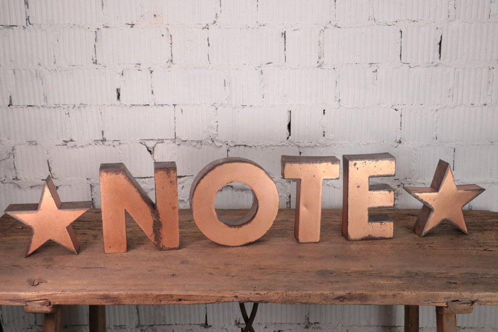 Vintage Italian Note Letters in Copper, 1960s, Set of 6 for sale at Pamono