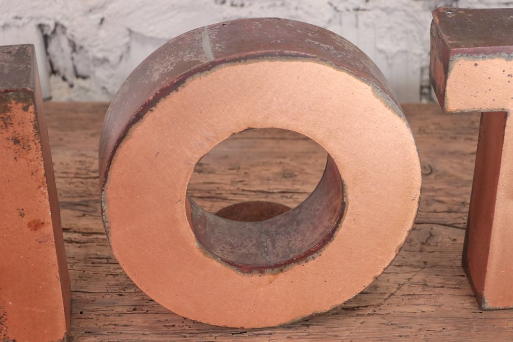 Vintage Italian Note Letters in Copper, 1960s, Set of 6 for sale at Pamono