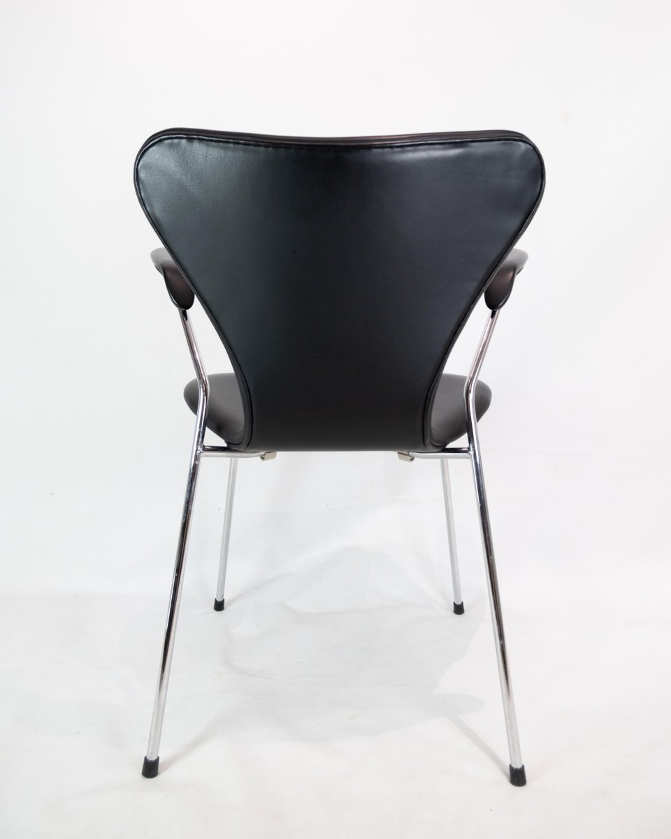 Series Seven Chair Model 3207 with Black Leather by Arne Jacobsen for ...