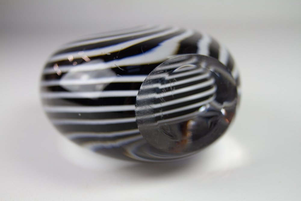 Zebra Glass Vase by Vicke Lindstrand for Kosta, 1950s for sale at Pamono
