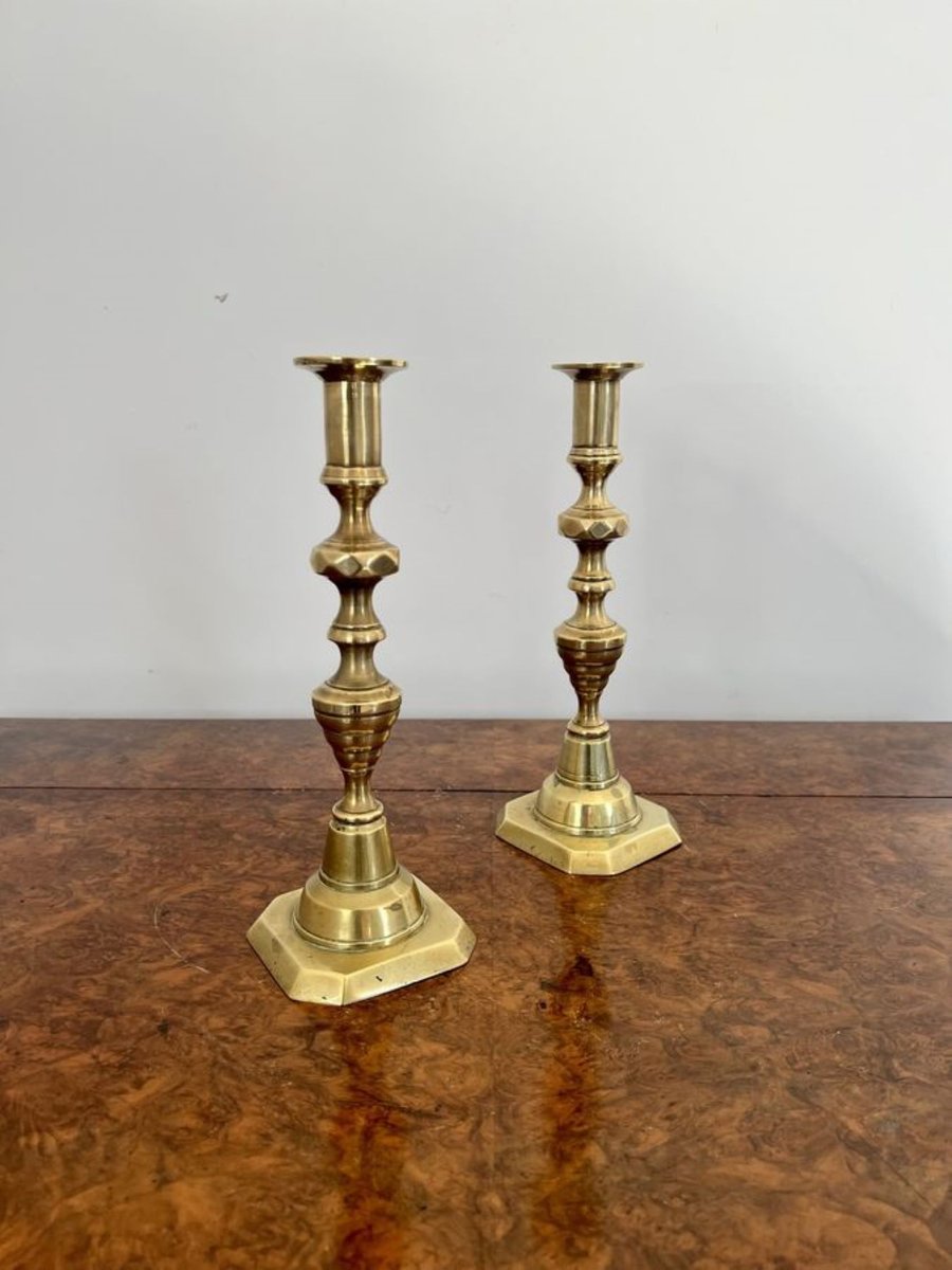 Viktorianische Kerzenständer aus Messing, 1860er, 2er Set bei Pamono kaufen