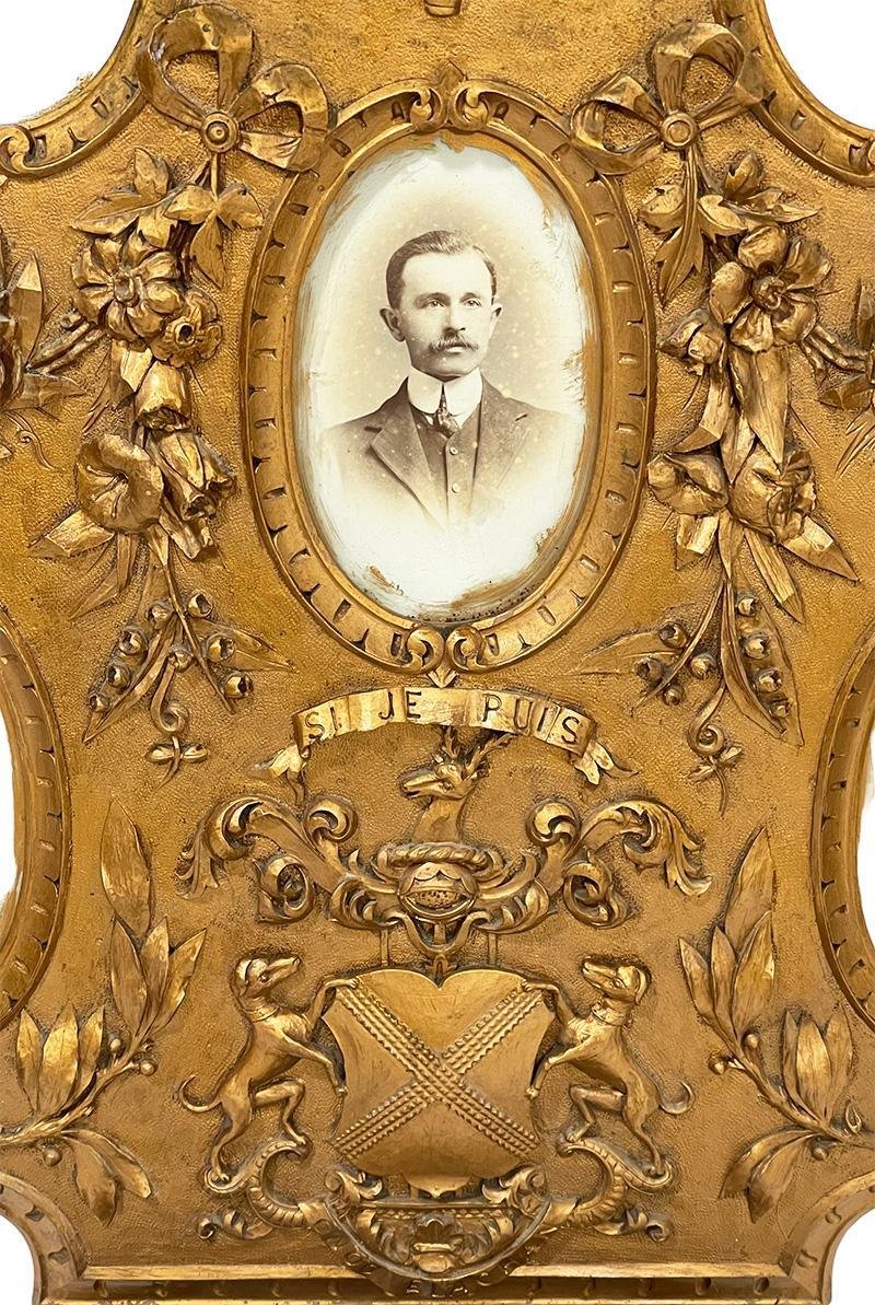 19th Century Noble Gilt Wooden Family Photo Frame for sale at Pamono