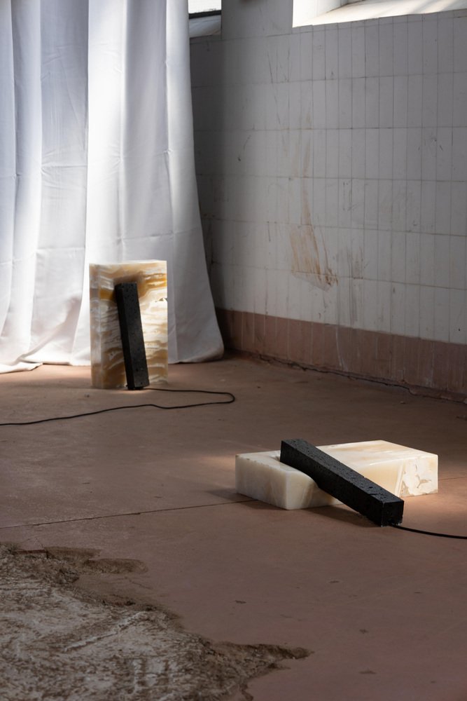 Viscoelastic Stone Horizontal Lamp by Mut Design for sale at Pamono