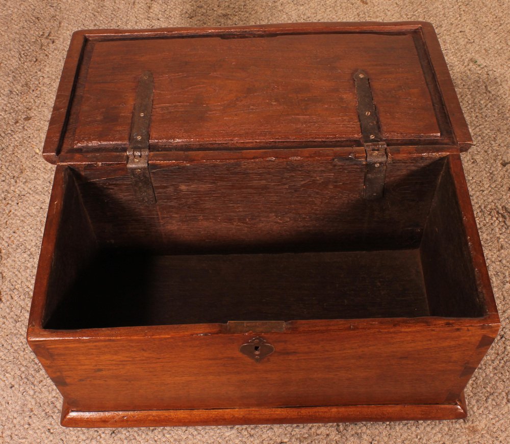 Small Colonial Chest, 1700s for sale at Pamono